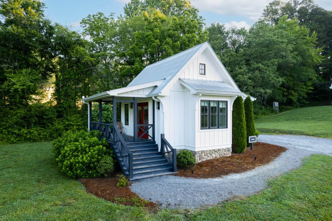 A Step-by-Step Guide To Building A Tiny House:Sample $100.000 White Cottage